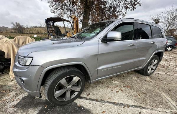 Pelēks Jeep Grand Cherokee 2016 Panevēža, ar dzinēja tilpumu 2.99 L un nobraukumu 345 tūkst. km par 9800 €, foto 2 vietnē AUTOMOTO.COM.LV