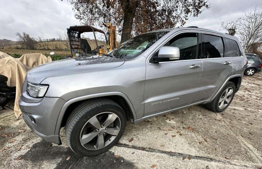 Pelēks Jeep Grand Cherokee 2016 Panevēža, ar dzinēja tilpumu 2.99 L un nobraukumu 345 tūkst. km par 9800 €, foto 2 vietnē AUTOMOTO.COM.LV