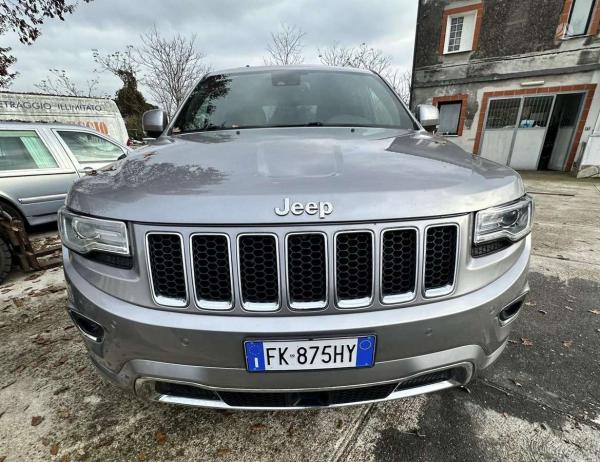 Pelēks Jeep Grand Cherokee 2016 Panevēža, ar dzinēja tilpumu 2.99 L un nobraukumu 345 tūkst. km par 9800 €, foto 3 vietnē AUTOMOTO.COM.LV