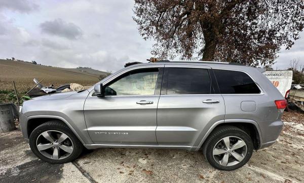 Pelēks Jeep Grand Cherokee 2016 Panevēža, ar dzinēja tilpumu 2.99 L un nobraukumu 345 tūkst. km par 9800 €, foto 7 vietnē AUTOMOTO.COM.LV