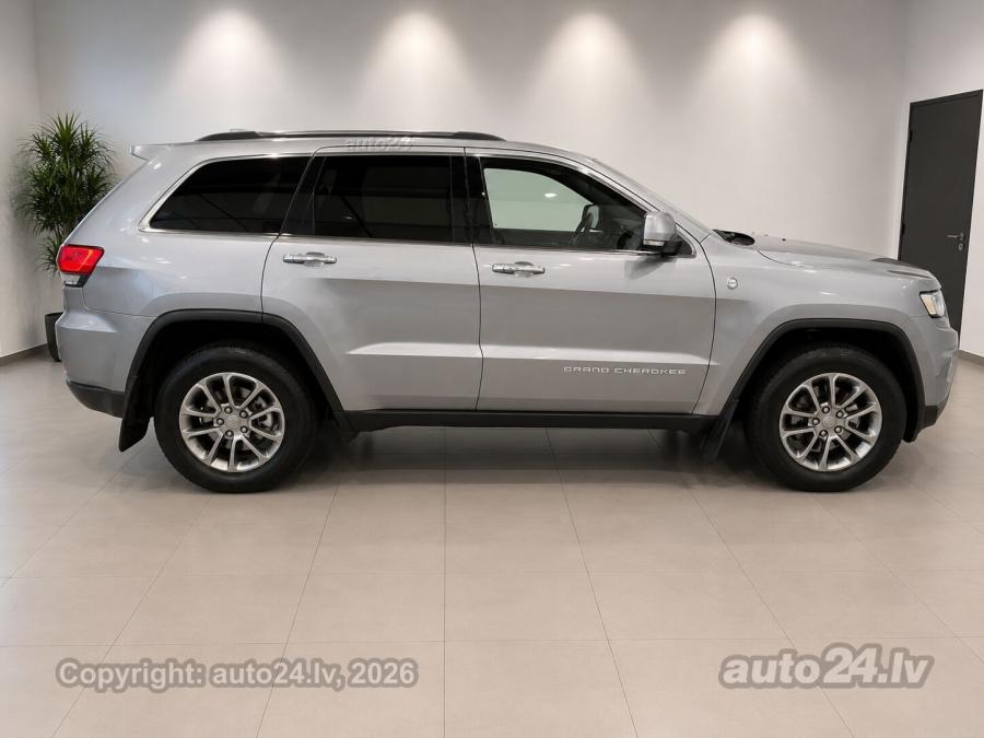 Grey Jeep Grand Cherokee 2016 in Tartu, with an engine capacity of 3.00 L and mileage of 207 thousand km for 14800 €, photo 3 on AUTOMOTO.COM.LV