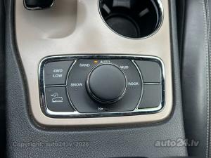 Grey Jeep Grand Cherokee 2016 in Tartu, with an engine capacity of 3.00 L and mileage of 207 thousand km for 14800 €, photo 17 on AUTOMOTO.COM.LV