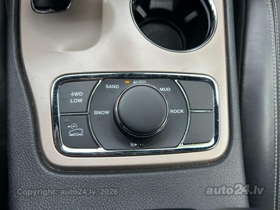 Grey Jeep Grand Cherokee 2016 in Tartu, with an engine capacity of 3.00 L and mileage of 207 thousand km for 14800 €, photo 17 on AUTOMOTO.COM.LV