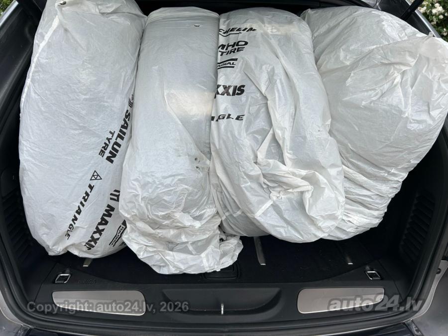 Grey Jeep Grand Cherokee 2016 in Tartu, with an engine capacity of 3.00 L and mileage of 207 thousand km for 14800 €, photo 23 on AUTOMOTO.COM.LV