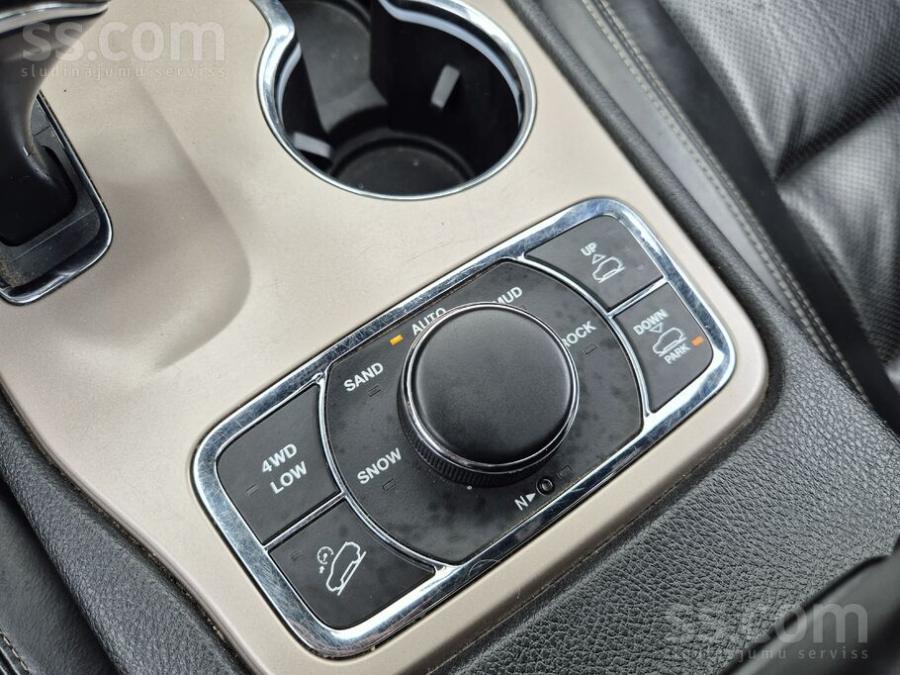 Pelēks Jeep Grand Cherokee 2016 Rīga, ar dzinēja tilpumu 3.00 L un nobraukumu 289 tūkst. km par 11250 €, foto 12 vietnē AUTOMOTO.COM.LV