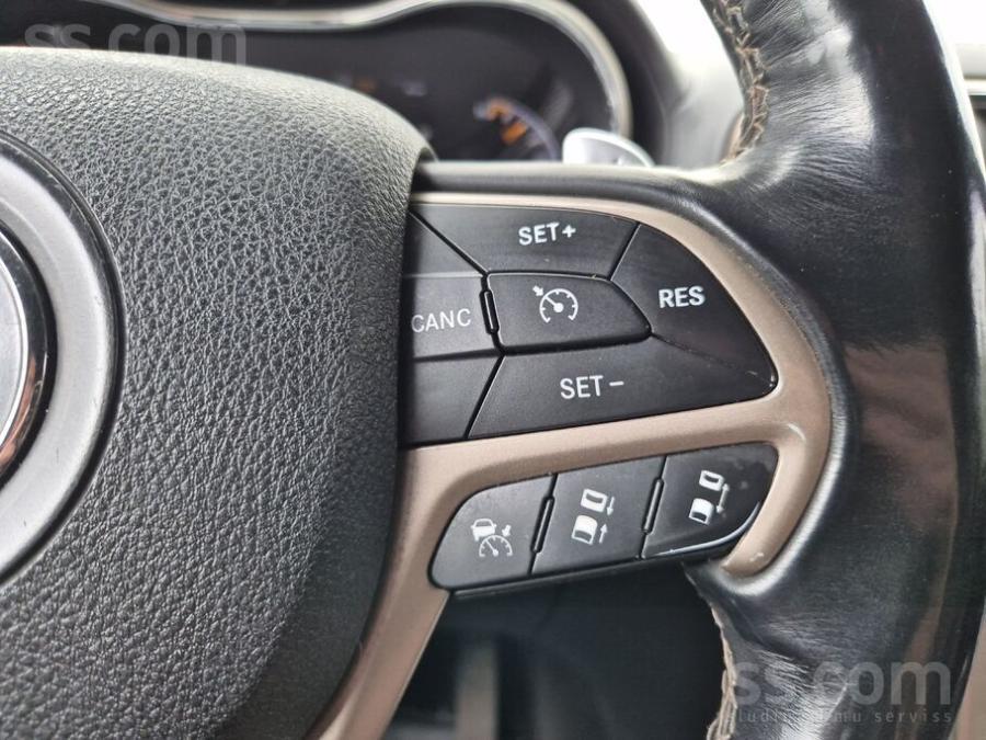 Pelēks Jeep Grand Cherokee 2016 Rīga, ar dzinēja tilpumu 3.00 L un nobraukumu 289 tūkst. km par 11250 €, foto 17 vietnē AUTOMOTO.COM.LV