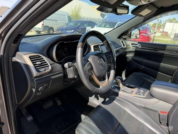 Grey Jeep Grand Cherokee 2016 in Siauliai, with an engine capacity of 5.65 L and mileage of 235 thousand km for 11400 €, photo 7 on AUTOMOTO.COM.LV