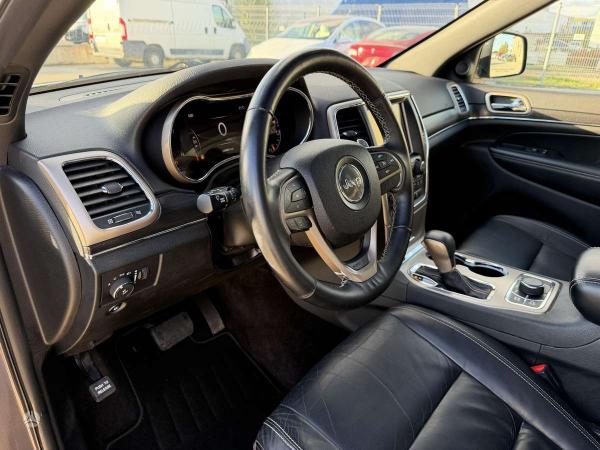 Grey Jeep Grand Cherokee 2016 in Siauliai, with an engine capacity of 3.60 L and mileage of 250 thousand km for 10400 €, photo 7 on AUTOMOTO.COM.LV