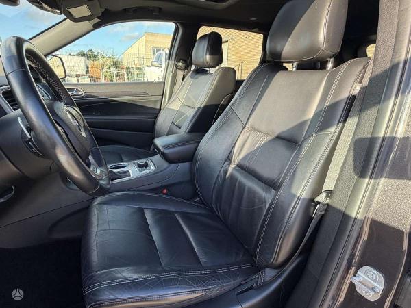 Grey Jeep Grand Cherokee 2016 in Siauliai, with an engine capacity of 3.60 L and mileage of 250 thousand km for 10400 €, photo 8 on AUTOMOTO.COM.LV