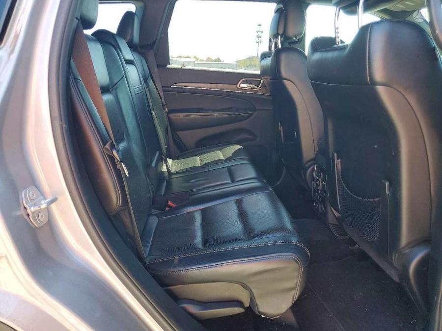 Grey Jeep Grand Cherokee 2016 in Siauliai, with an engine capacity of 3.60 L and mileage of 209 thousand km for 8900 €, photo 12 on AUTOMOTO.COM.LV