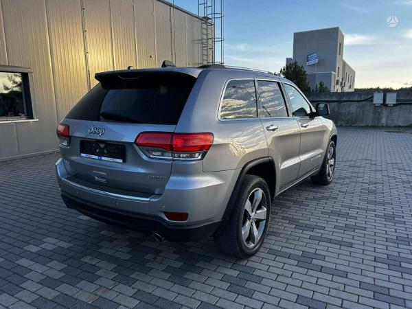 Grey Jeep Grand Cherokee 2016 in Siauliai, with an engine capacity of 3.60 L and mileage of 213 thousand km for 12900 €, photo 5 on AUTOMOTO.COM.LV