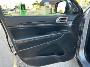 Pelēks Jeep Grand Cherokee 2016 Šauļi, ar dzinēja tilpumu 3.60 L un nobraukumu 213 tūkst. km par 12900 €, foto 28 vietnē AUTOMOTO.COM.LV