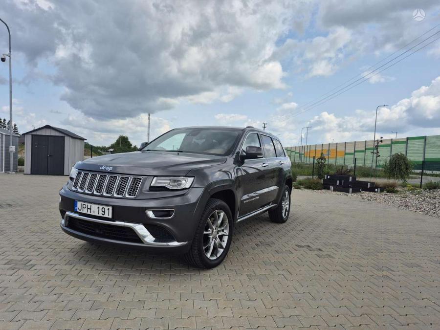 Grey Jeep Grand Cherokee 2017 in Kaunas, with an engine capacity of 2.99 L and mileage of 205 thousand km for 16499 €, photo 1 on AUTOMOTO.COM.LV