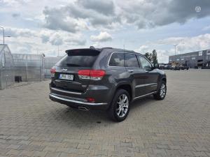 Grey Jeep Grand Cherokee 2017 in Kaunas, with an engine capacity of 2.99 L and mileage of 205 thousand km for 16499 €, photo 3 on AUTOMOTO.COM.LV