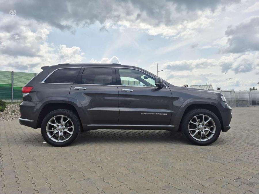 Grey Jeep Grand Cherokee 2017 in Kaunas, with an engine capacity of 2.99 L and mileage of 205 thousand km for 16499 €, photo 4 on AUTOMOTO.COM.LV