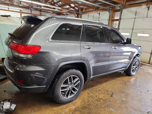 Grey Jeep Grand Cherokee 2017 in Siauliai, with an engine capacity of 3.60 L and mileage of 238 thousand km for 10500 €, photo 3 on AUTOMOTO.COM.LV
