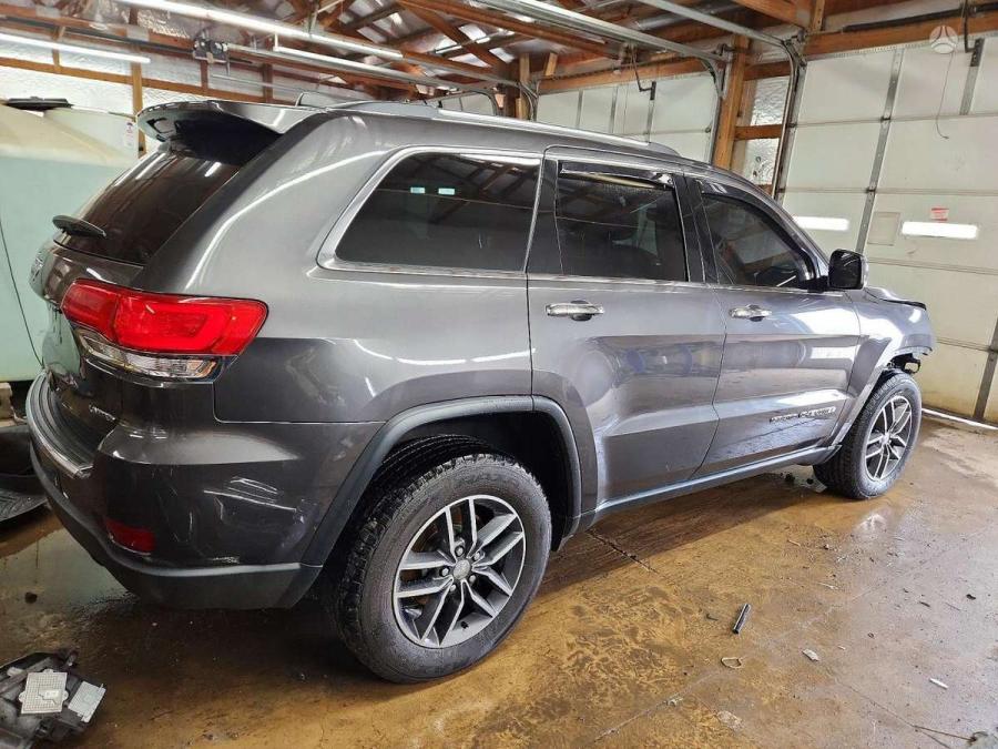 Grey Jeep Grand Cherokee 2017 in Siauliai, with an engine capacity of 3.60 L and mileage of 238 thousand km for 10500 €, photo 4 on AUTOMOTO.COM.LV