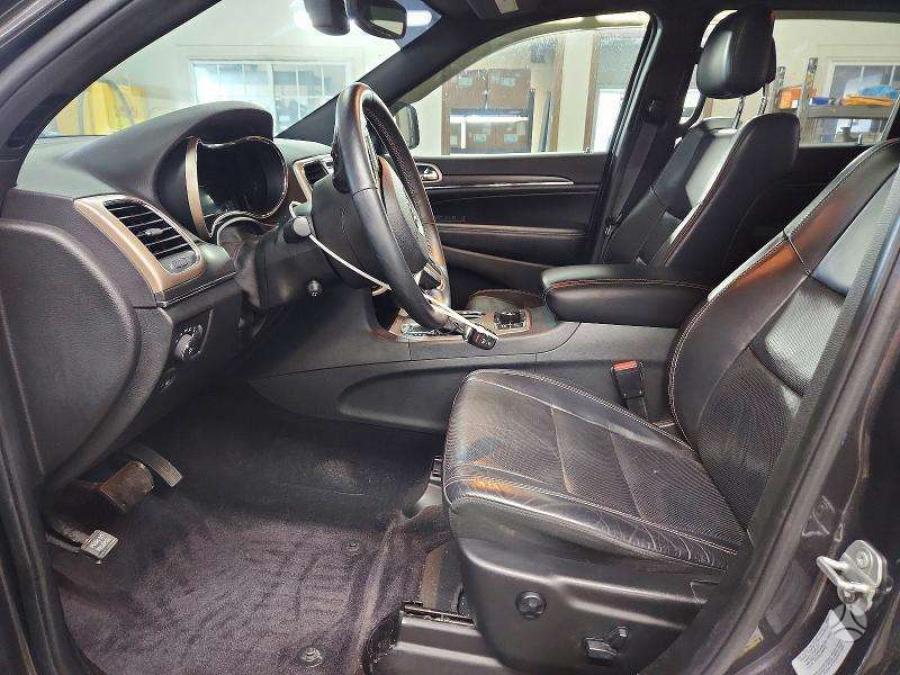 Grey Jeep Grand Cherokee 2017 in Siauliai, with an engine capacity of 3.60 L and mileage of 238 thousand km for 10500 €, photo 8 on AUTOMOTO.COM.LV