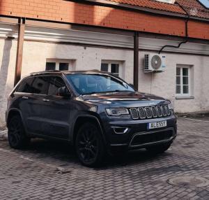 Pelēks Jeep Grand Cherokee 2017 Klaipėda, ar dzinēja tilpumu 2.99 L un nobraukumu 167 tūkst. km par 18000 €, foto  vietnē AUTOMOTO.COM.LV