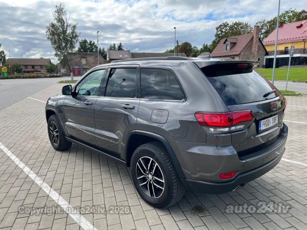 Grey Jeep Grand Cherokee 2017 in Tartu, with an engine capacity of 3.00 L and mileage of 199 thousand km for 17990 €, photo 3 on AUTOMOTO.COM.LV