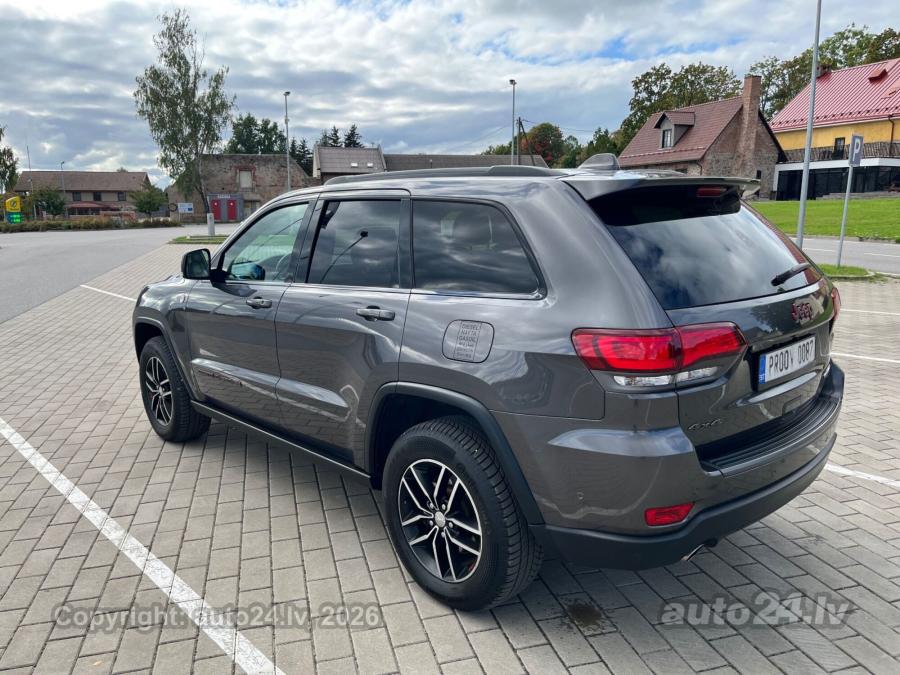 Grey Jeep Grand Cherokee 2017 in Tartu, with an engine capacity of 3.00 L and mileage of 199 thousand km for 17990 €, photo 3 on AUTOMOTO.COM.LV