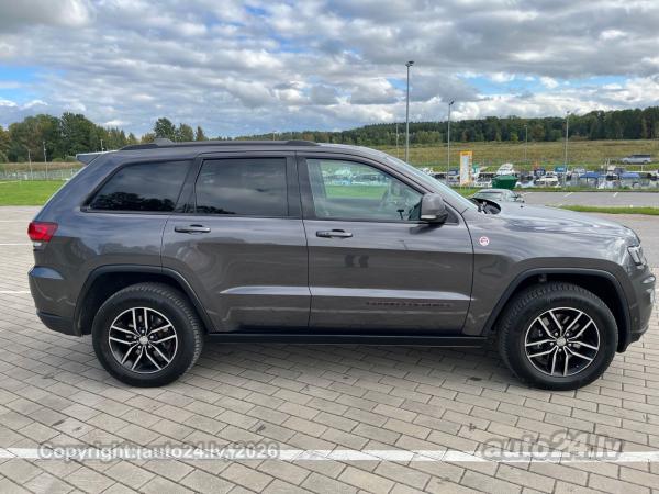Grey Jeep Grand Cherokee 2017 in Tartu, with an engine capacity of 3.00 L and mileage of 199 thousand km for 17990 €, photo 6 on AUTOMOTO.COM.LV