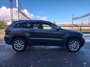Grey Jeep Grand Cherokee 2017 in Siauliai, with an engine capacity of 3.60 L and mileage of 170 thousand km for 15400 €, photo 8 on AUTOMOTO.COM.LV