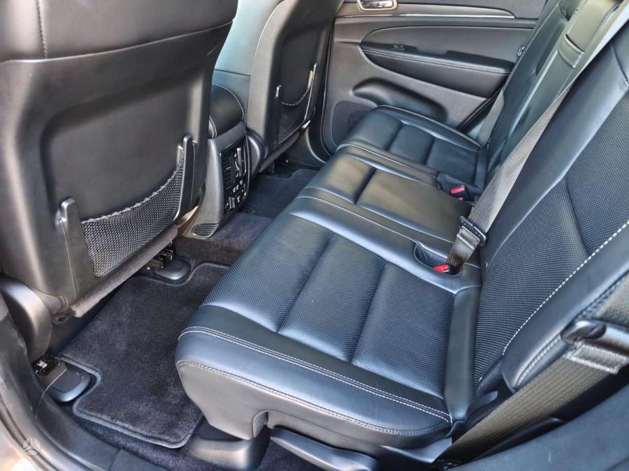 Grey Jeep Grand Cherokee 2017 in Siauliai, with an engine capacity of 3.60 L and mileage of 170 thousand km for 15400 €, photo 16 on AUTOMOTO.COM.LV