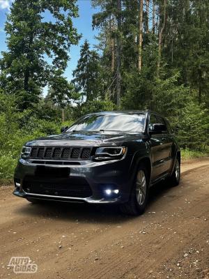 Pelēks Jeep Grand Cherokee 2017 Kauņa, ar dzinēja tilpumu 5.70 L un nobraukumu 199 tūkst. km par 18000 €, foto  vietnē AUTOMOTO.COM.LV