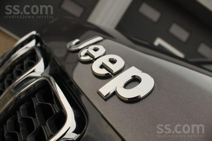 Grey Jeep Grand Cherokee 2018 in Riga, with an engine capacity of 3.00 L and mileage of 0 thousand km for 18990 €, photo 11 on AUTOMOTO.COM.LV