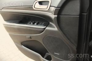 Grey Jeep Grand Cherokee 2018 in Riga, with an engine capacity of 3.00 L and mileage of 0 thousand km for 18990 €, photo 18 on AUTOMOTO.COM.LV