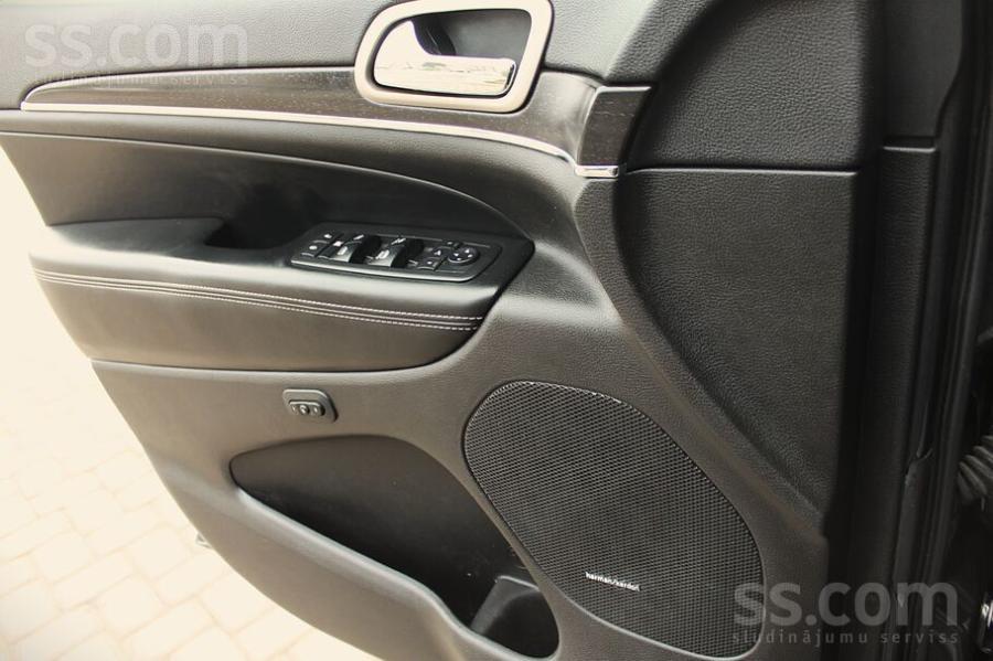 Grey Jeep Grand Cherokee 2018 in Riga, with an engine capacity of 3.00 L and mileage of 0 thousand km for 18990 €, photo 18 on AUTOMOTO.COM.LV