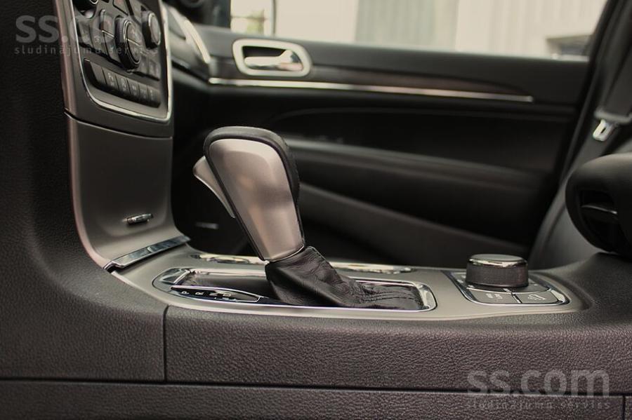 Grey Jeep Grand Cherokee 2018 in Riga, with an engine capacity of 3.00 L and mileage of 0 thousand km for 22350 €, photo 18 on AUTOMOTO.COM.LV