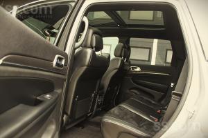 Grey Jeep Grand Cherokee 2018 in Riga, with an engine capacity of 3.00 L and mileage of 0 thousand km for 22350 €, photo 19 on AUTOMOTO.COM.LV