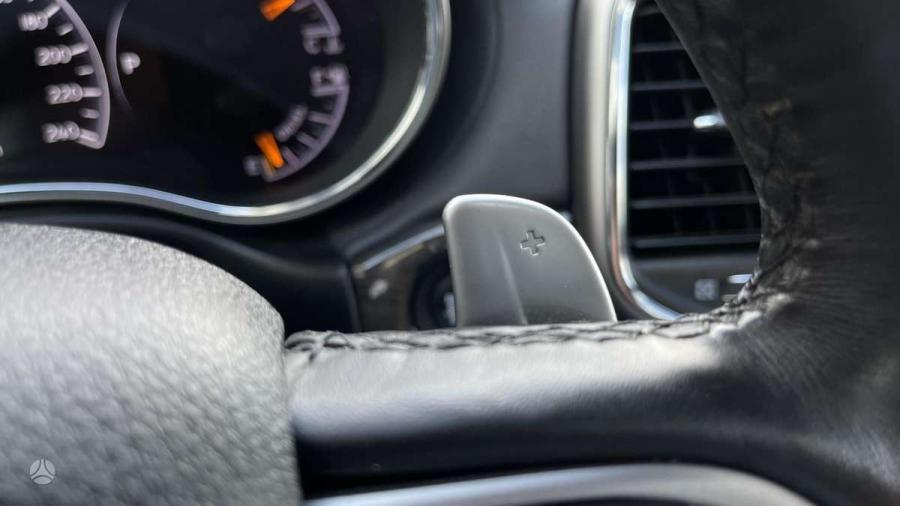 Pelēks Jeep Grand Cherokee 2018 Marijampole, ar dzinēja tilpumu 2.99 L un nobraukumu 118 tūkst. km par 18990 €, foto 49 vietnē AUTOMOTO.COM.LV