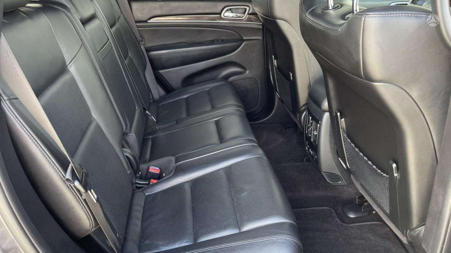 Pelēks Jeep Grand Cherokee 2018 Marijampole, ar dzinēja tilpumu 2.99 L un nobraukumu 118 tūkst. km par 18990 €, foto 51 vietnē AUTOMOTO.COM.LV