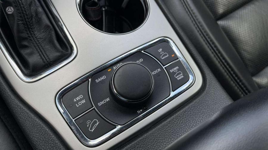 Pelēks Jeep Grand Cherokee 2018 Marijampole, ar dzinēja tilpumu 2.99 L un nobraukumu 118 tūkst. km par 18990 €, foto 52 vietnē AUTOMOTO.COM.LV