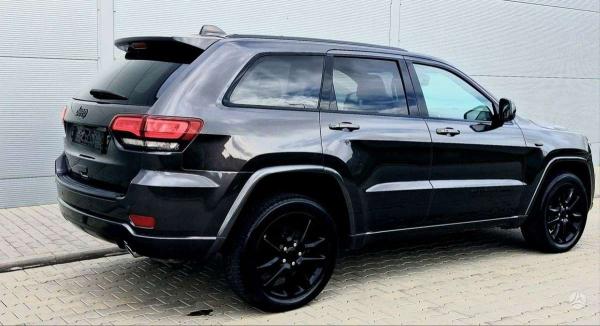 Pelēks Jeep Grand Cherokee 2018 Kretinga, ar dzinēja tilpumu 3.60 L un nobraukumu 66 tūkst. km par 17999 €, foto 6 vietnē AUTOMOTO.COM.LV