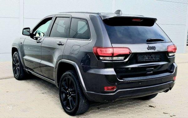 Pelēks Jeep Grand Cherokee 2018 Kretinga, ar dzinēja tilpumu 3.60 L un nobraukumu 66 tūkst. km par 17999 €, foto 8 vietnē AUTOMOTO.COM.LV