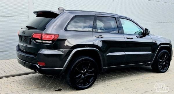 Pelēks Jeep Grand Cherokee 2018 Kretinga, ar dzinēja tilpumu 3.60 L un nobraukumu 66 tūkst. km par 17499 €, foto 6 vietnē AUTOMOTO.COM.LV