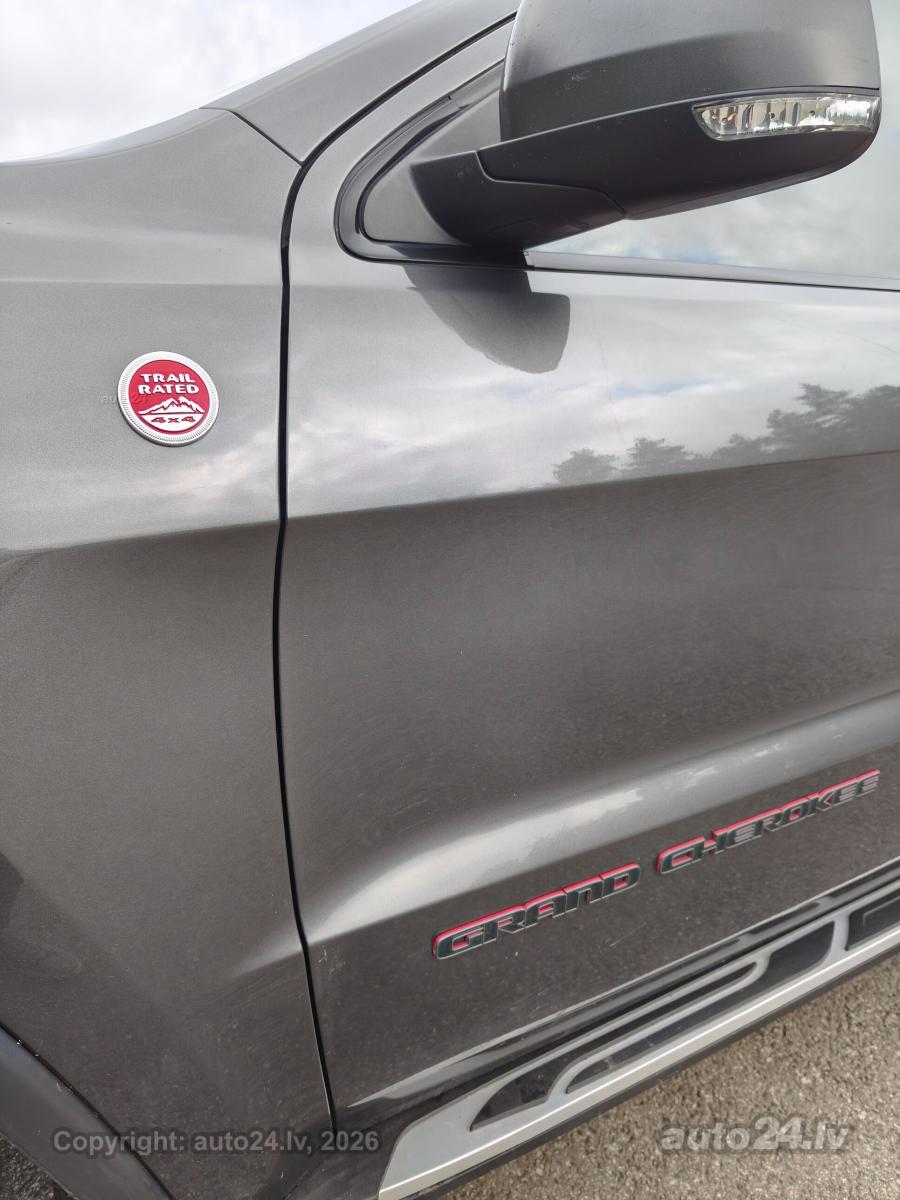 Grey Jeep Grand Cherokee 2018 in Tallinn, with an engine capacity of 3.00 L and mileage of 179 thousand km for 23000 €, photo 12 on AUTOMOTO.COM.LV