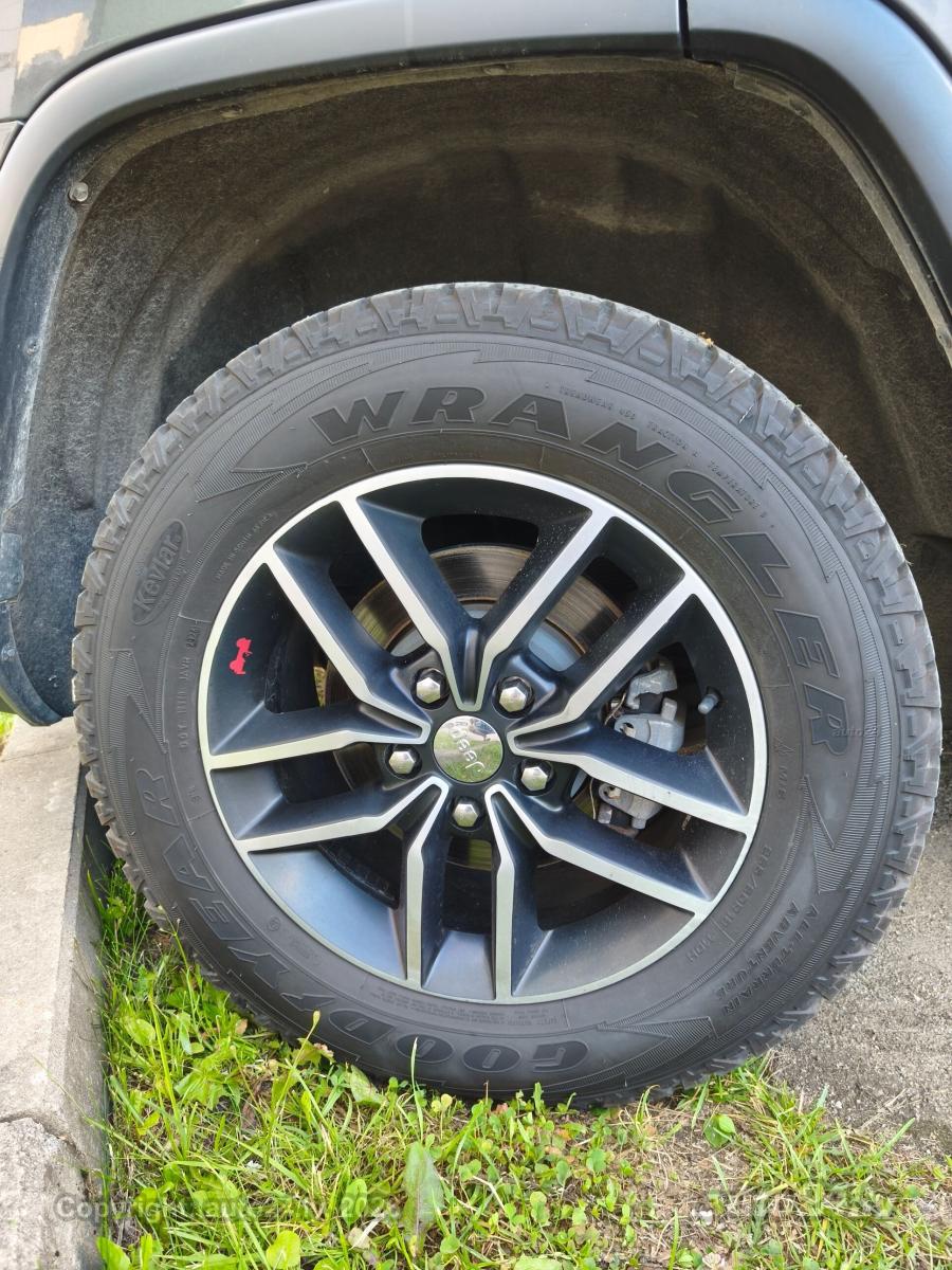 Grey Jeep Grand Cherokee 2018 in Tallinn, with an engine capacity of 3.00 L and mileage of 179 thousand km for 23000 €, photo 29 on AUTOMOTO.COM.LV