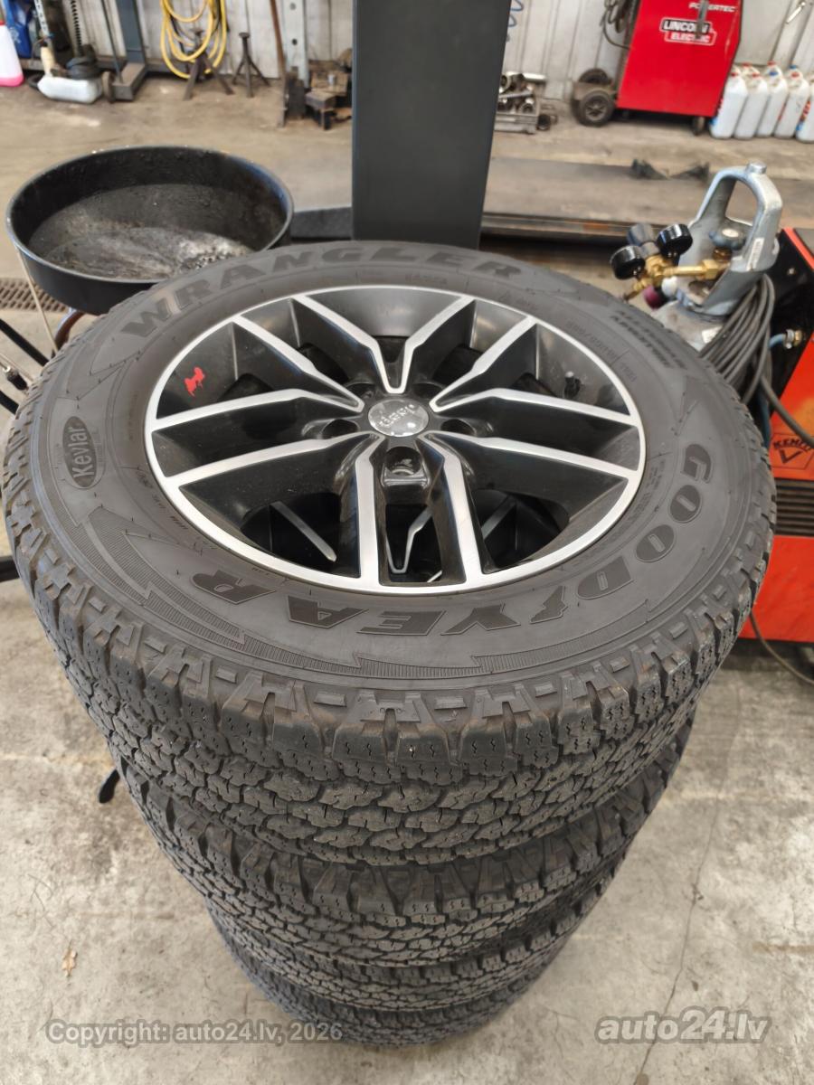 Grey Jeep Grand Cherokee 2018 in Tallinn, with an engine capacity of 3.00 L and mileage of 179 thousand km for 23000 €, photo 31 on AUTOMOTO.COM.LV