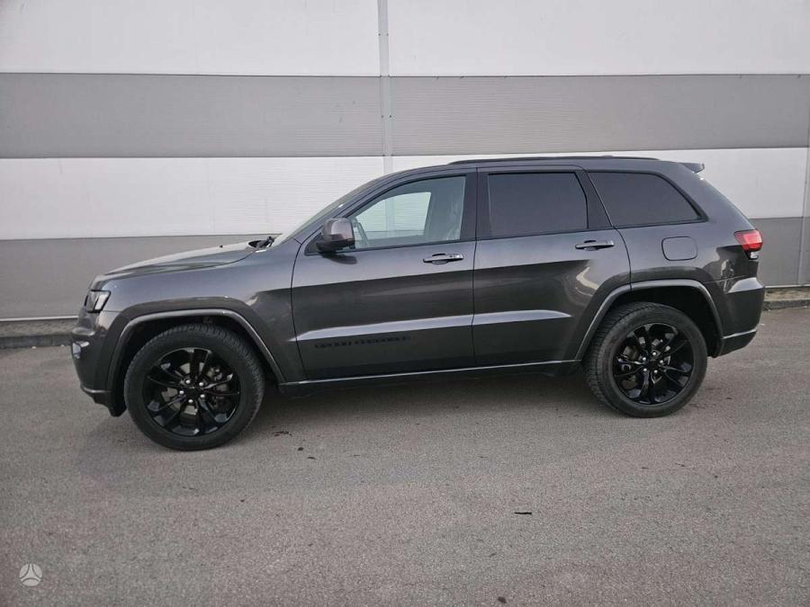 Grey Jeep Grand Cherokee 2019 in Siauliai, with an engine capacity of 3.60 L and mileage of 123 thousand km for 19900 €, photo 2 on AUTOMOTO.COM.LV