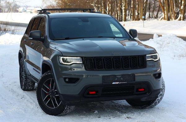 Pelēks Jeep Grand Cherokee 2019 Kretinga, ar dzinēja tilpumu 3.60 L un nobraukumu 150 tūkst. km par 19299 €, foto 1 vietnē AUTOMOTO.COM.LV