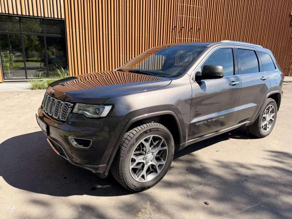 Grey Jeep Grand Cherokee 2019 in Klaipeda, with an engine capacity of 2.99 L and mileage of 190 thousand km for 16500 €, photo 1 on AUTOMOTO.COM.LV