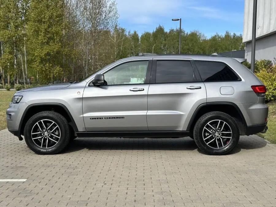 Pelēks Jeep Grand Cherokee 2019 Rīga, ar dzinēja tilpumu 3.00 L un nobraukumu 176 tūkst. km par 22990 €, foto 5 vietnē AUTOMOTO.COM.LV