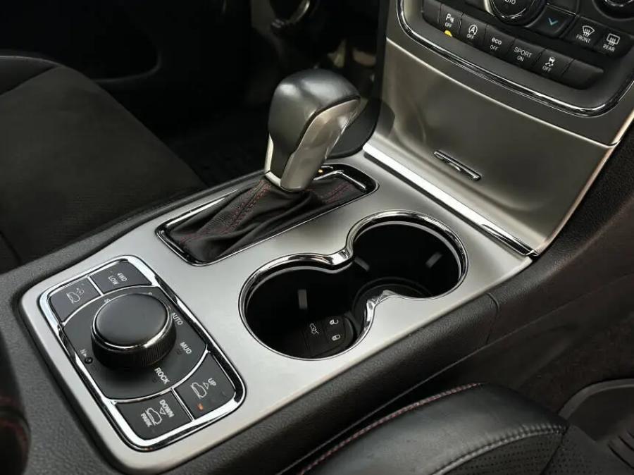 Pelēks Jeep Grand Cherokee 2019 Rīga, ar dzinēja tilpumu 3.00 L un nobraukumu 176 tūkst. km par 22990 €, foto 14 vietnē AUTOMOTO.COM.LV