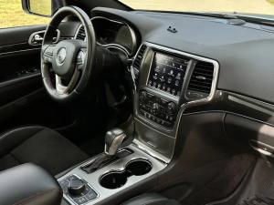 Pelēks Jeep Grand Cherokee 2019 Rīga, ar dzinēja tilpumu 3.00 L un nobraukumu 176 tūkst. km par 22990 €, foto 15 vietnē AUTOMOTO.COM.LV