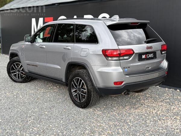 Grey Jeep Grand Cherokee 2019 in Riga, with an engine capacity of 3.00 L and mileage of 192 thousand km for 19990 €, photo 4 on AUTOMOTO.COM.LV